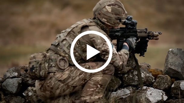 Видео: Демонстрация современной униформы и экипировки британской армии